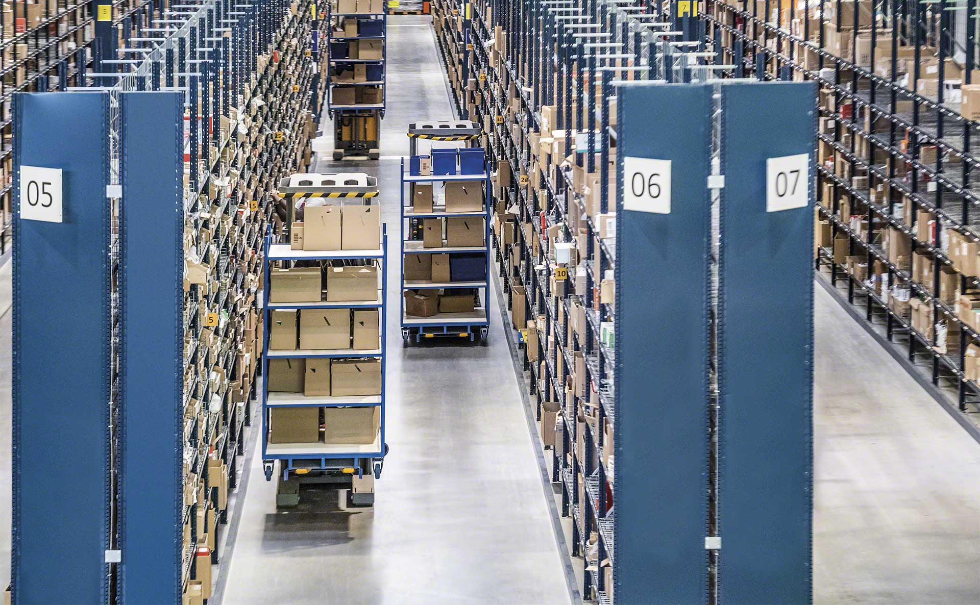 Robots móviles: aplicaciones y usos en la bodega - Mecalux.cl