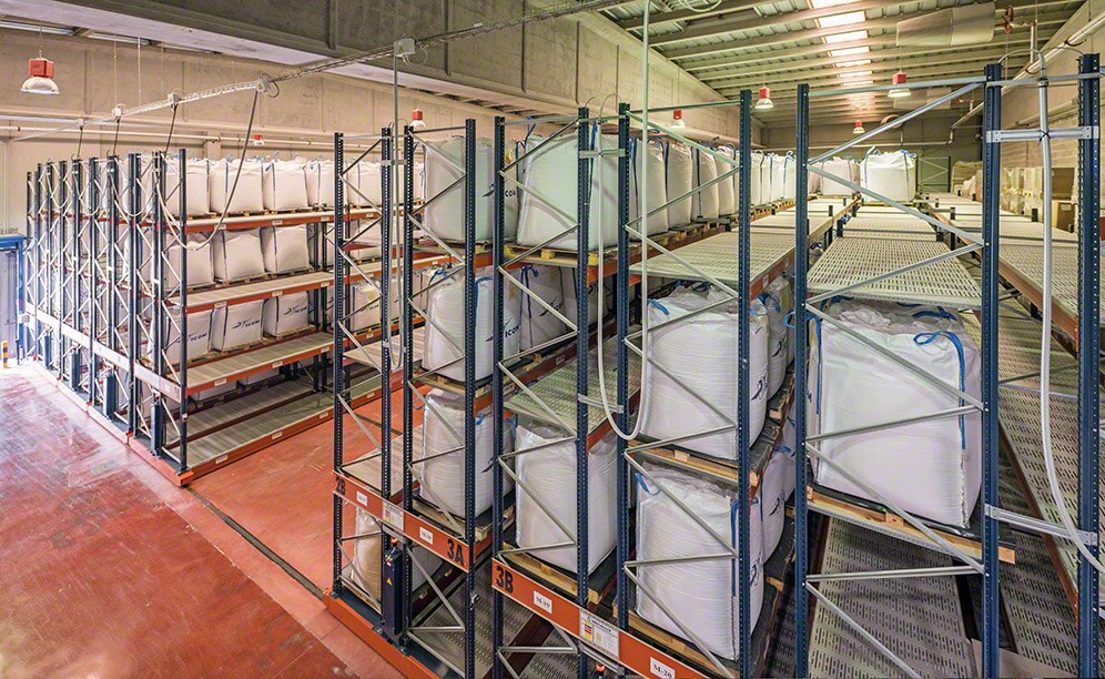 Bodega de plástico en sacos de Vicom en Barcelona - Mecalux.cl