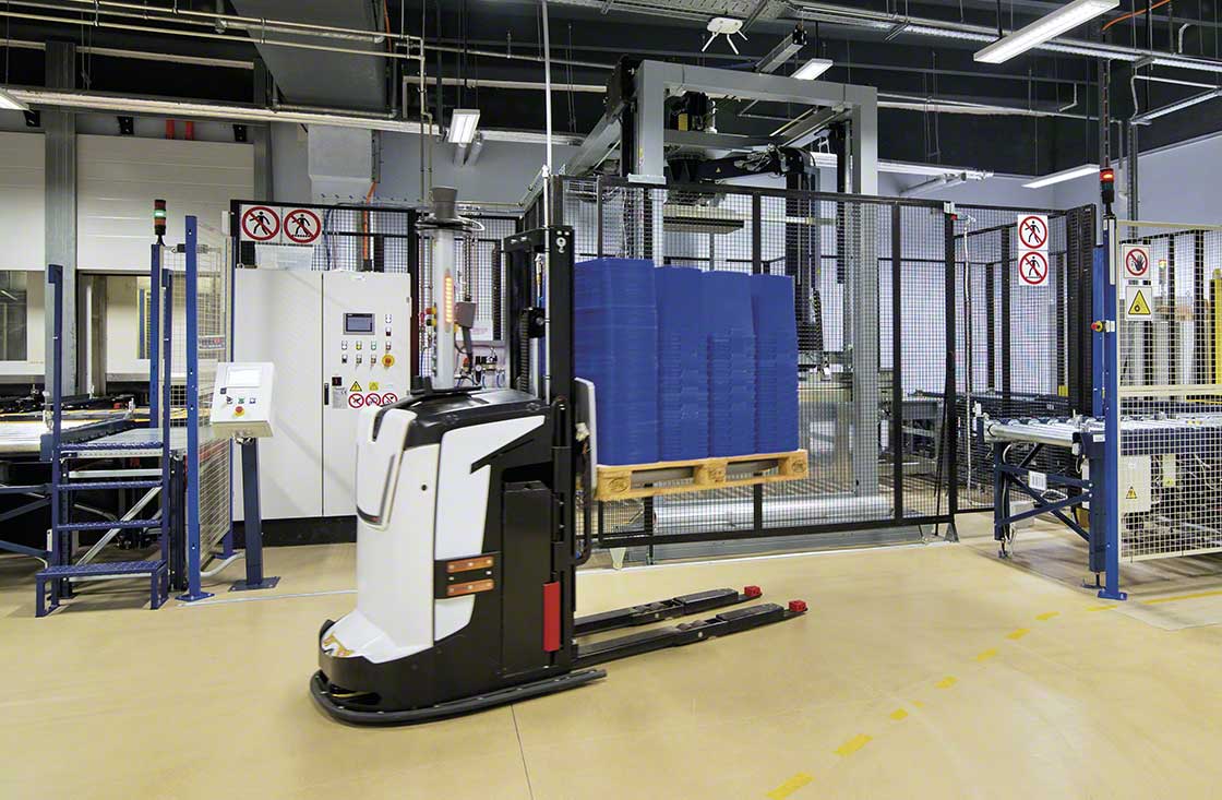 Robots móviles: aplicaciones y usos en la bodega - Mecalux.cl